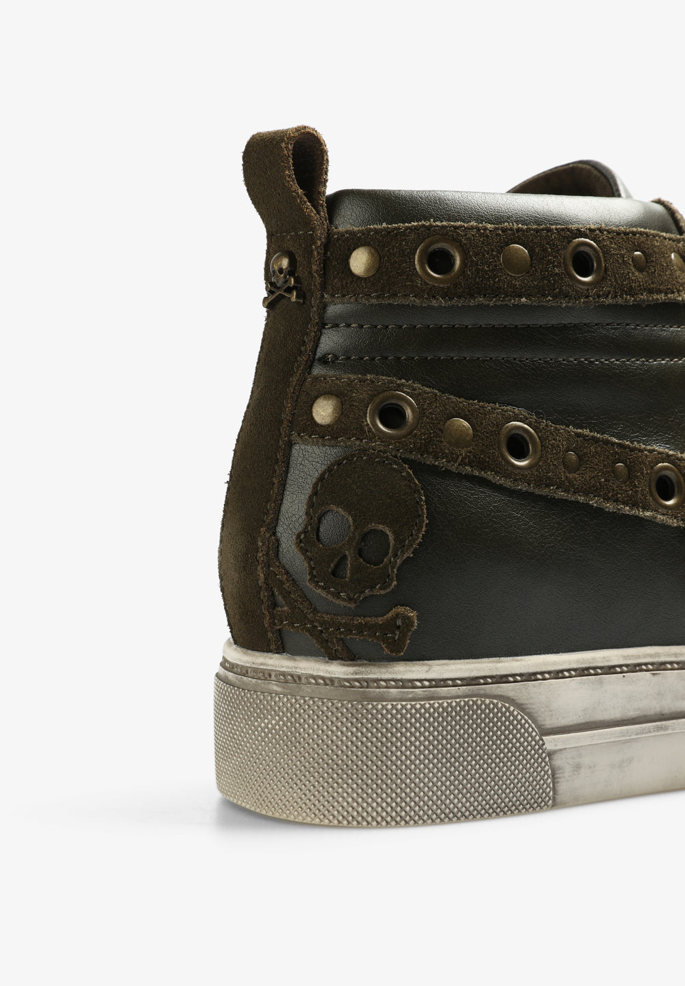 SNEAKERS BOTAS ALTAS TACHUELAS – Scalpers